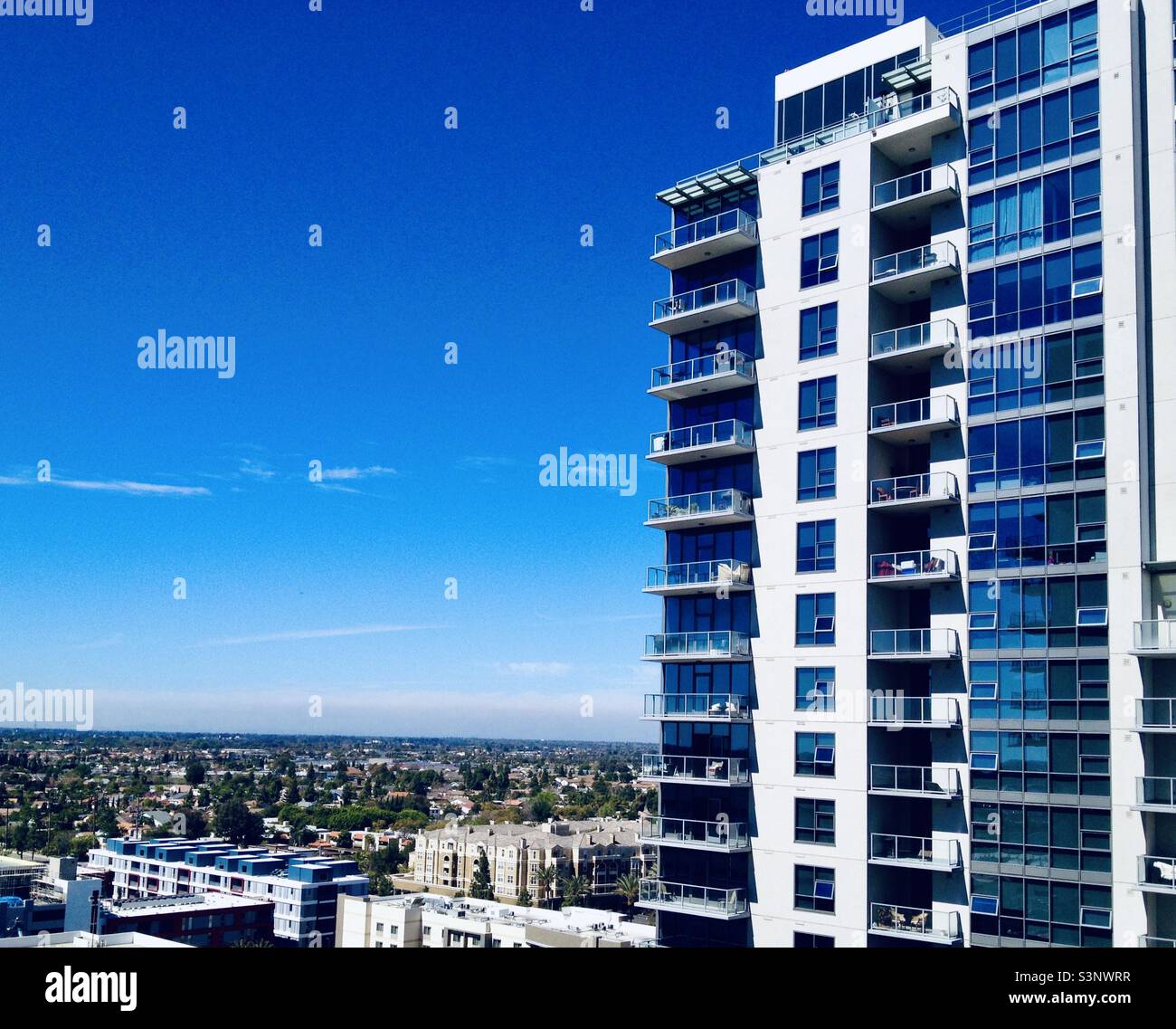 Skyrise building hi-res stock photography and images - Alamy