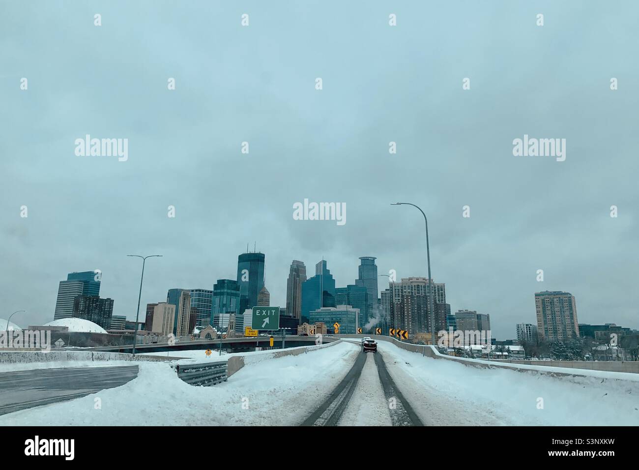 Minneapolis Minnesota skyline on a snowy day Stock Photo - Alamy