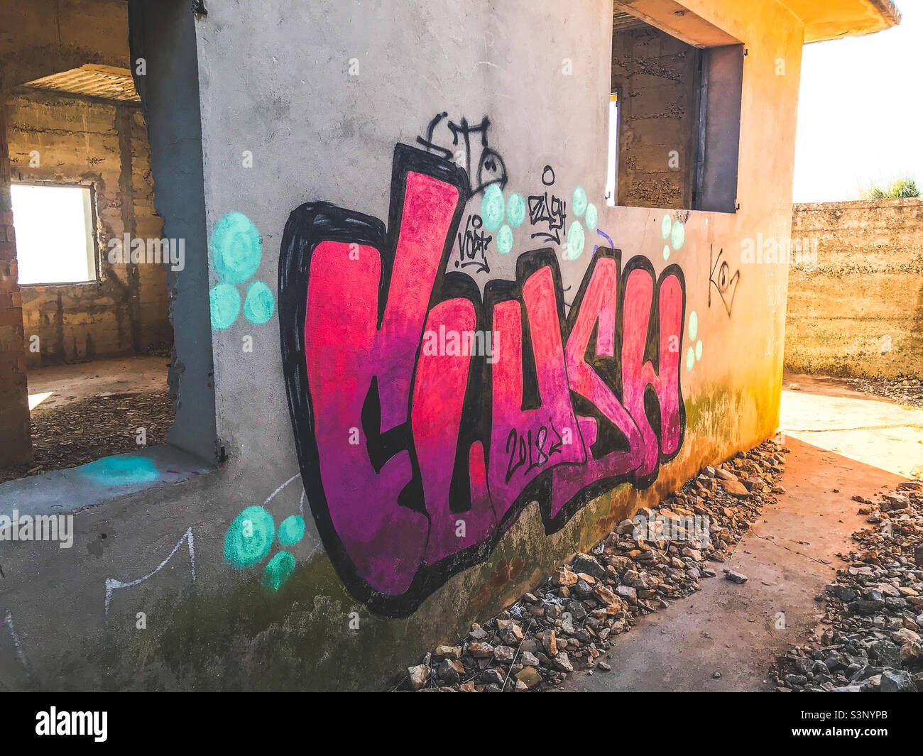 Graffiti abandoned building Stock Photo - Alamy
