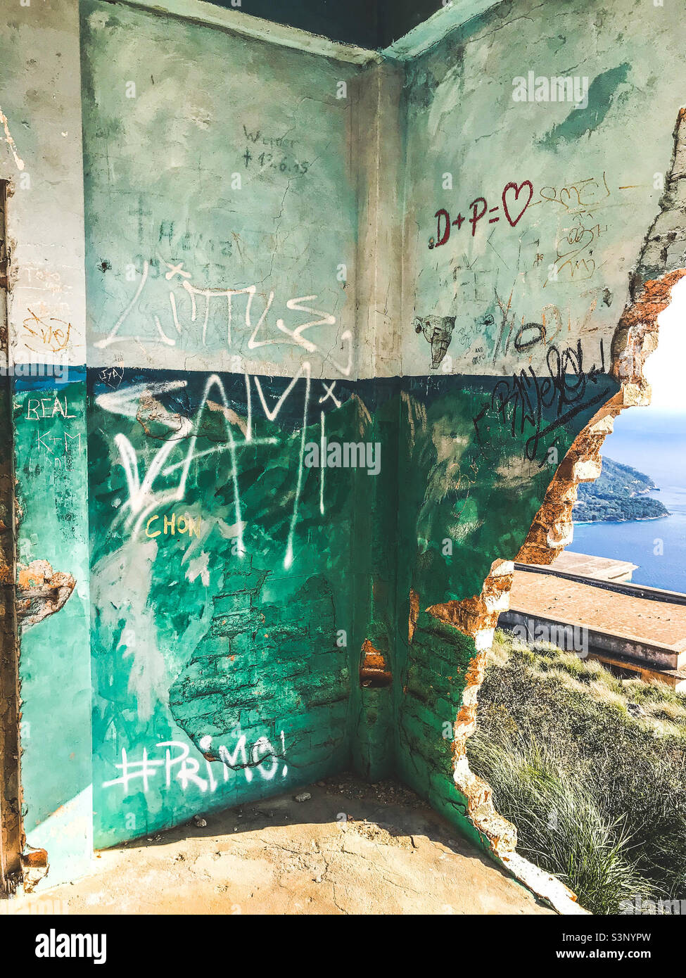 Abandoned urban art hi-res stock photography and images - Alamy