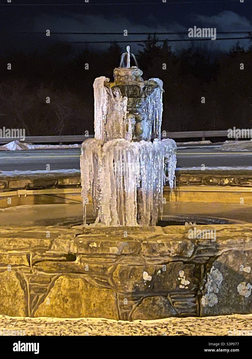 Frozen water fountain hi-res stock photography and images - Alamy