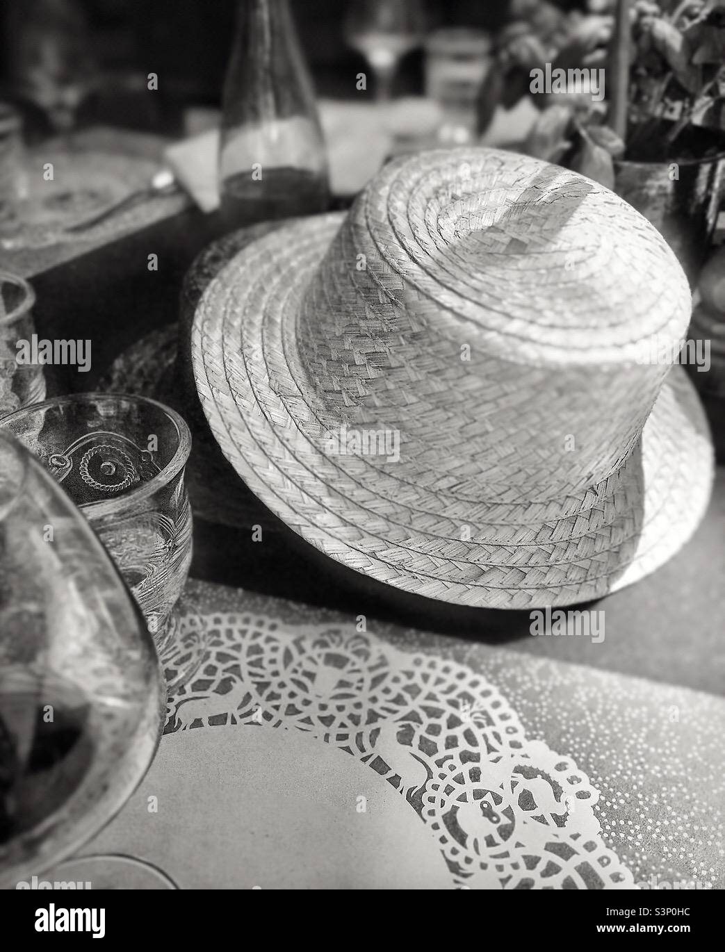Straw hat and table setting Stock Photo - Alamy