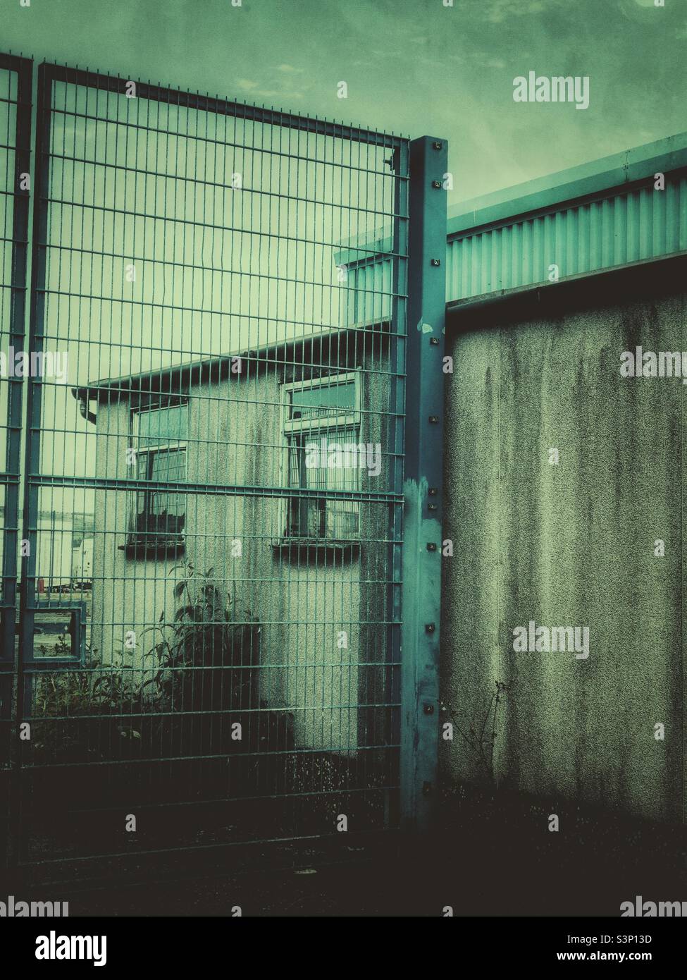 Disused industrial building hi-res stock photography and images - Alamy