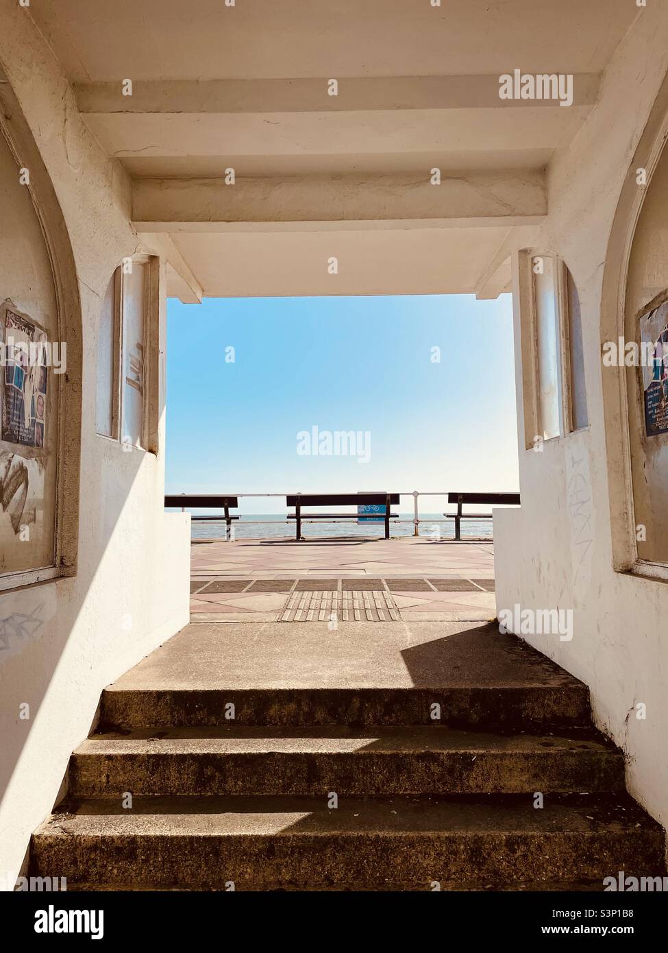 Benches promenade walkway hi-res stock photography and images - Alamy