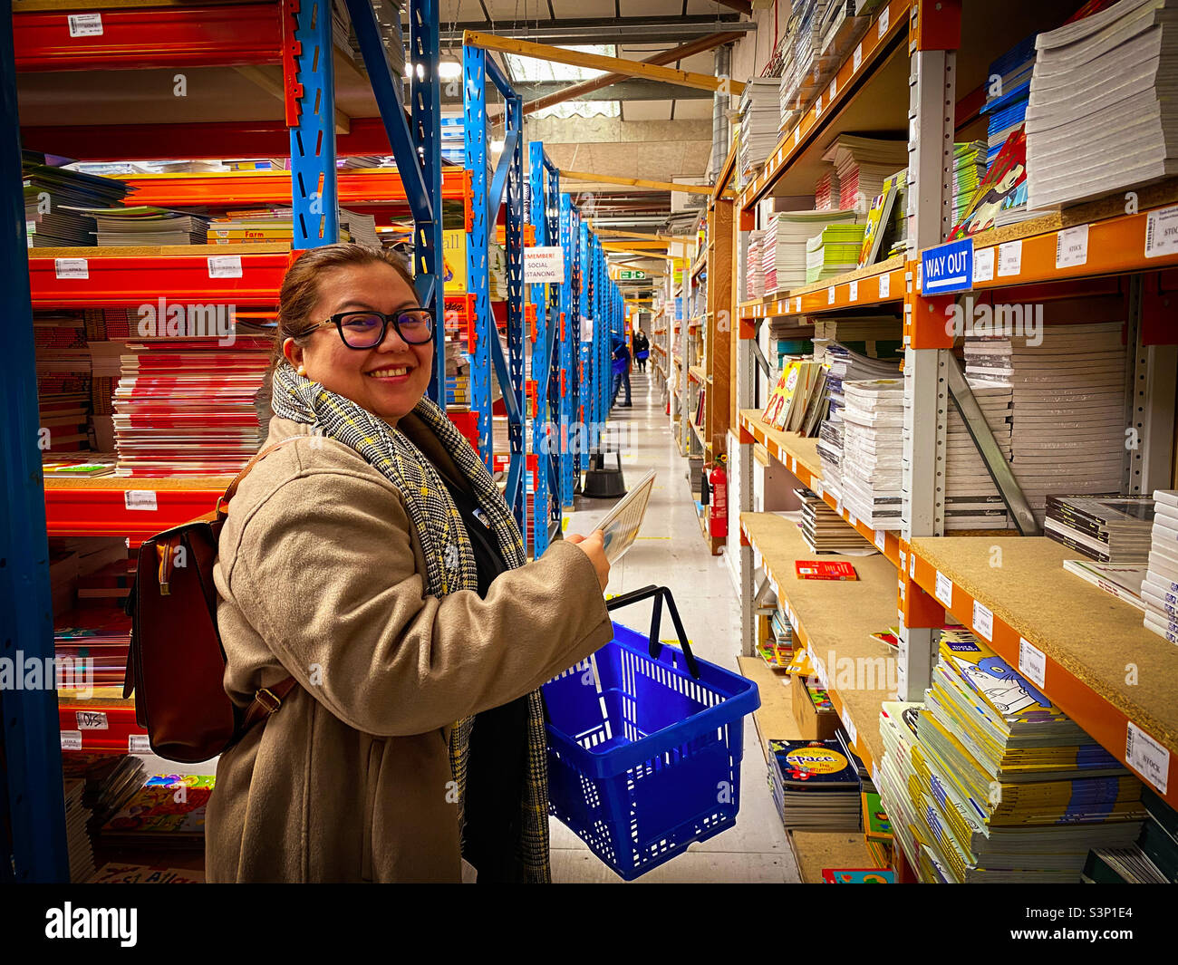 Aisle industrial warehouse storage shelving hi-res stock photography ...