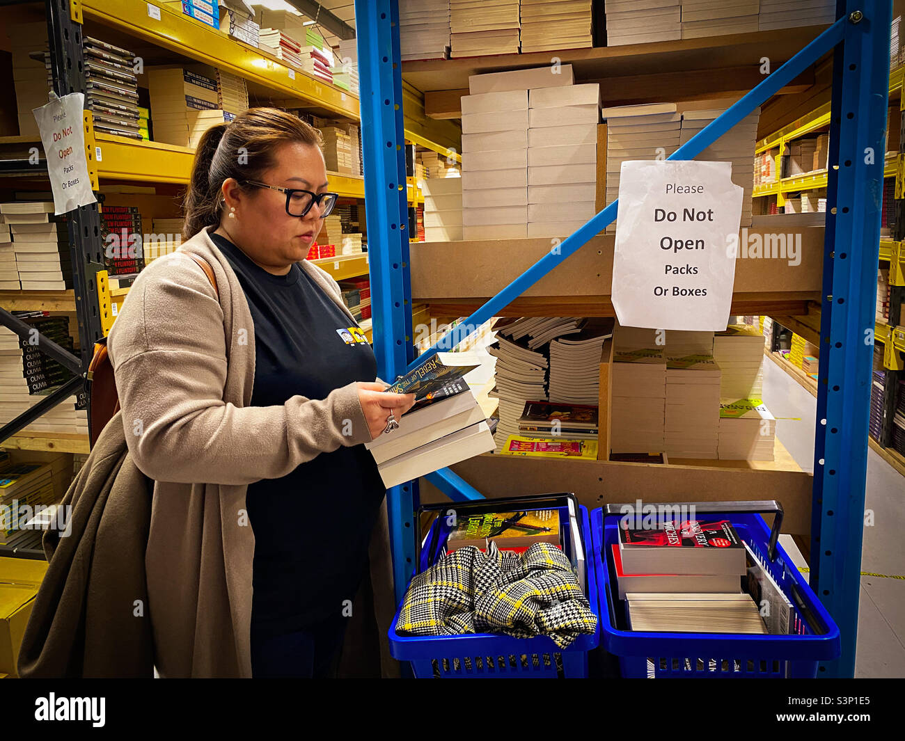 Person piles of books hi-res stock photography and images - Alamy