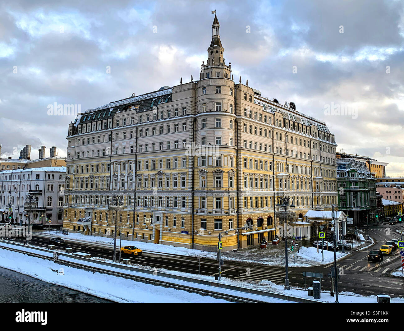 Corner building hi-res stock photography and images - Alamy