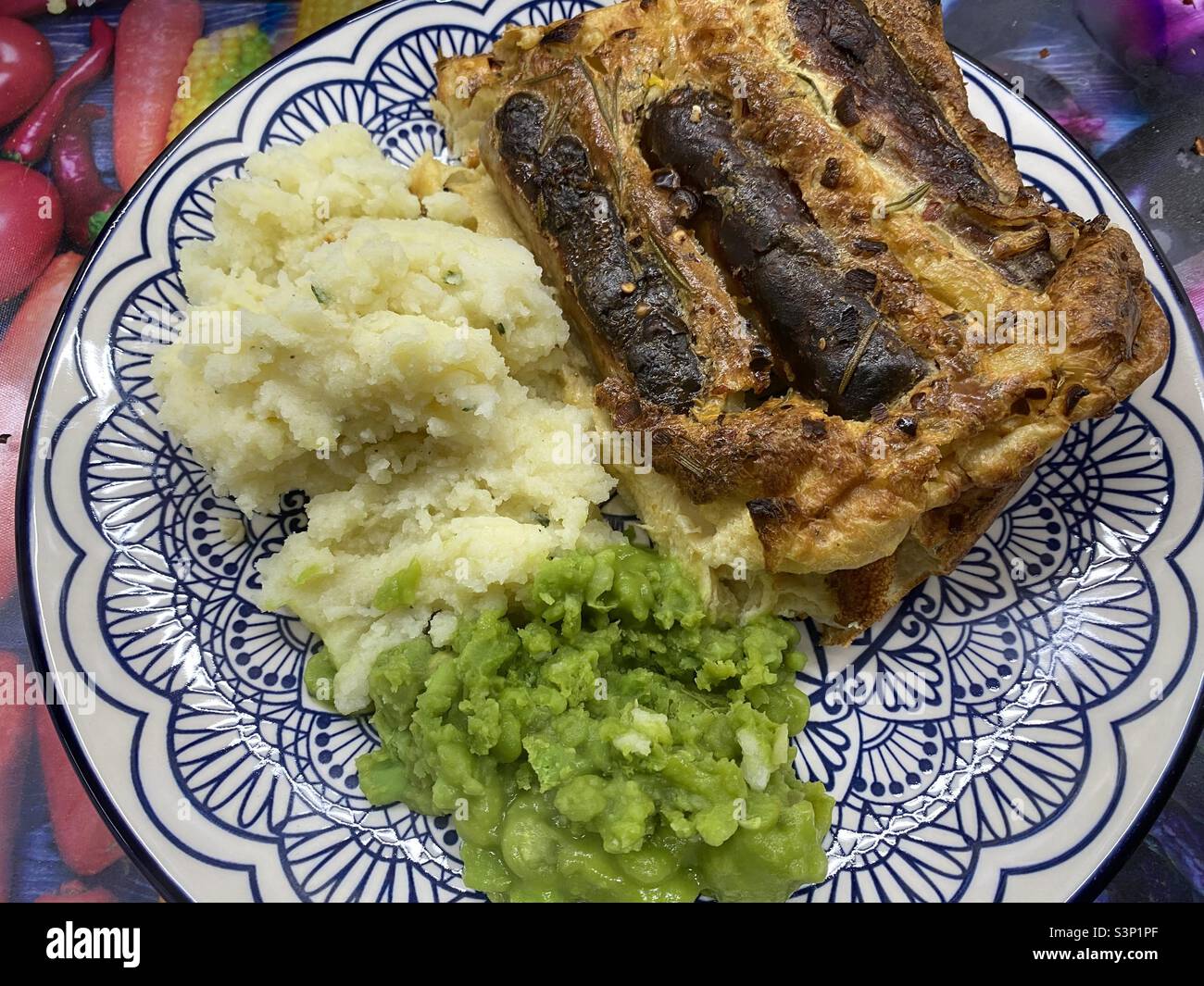 Toad in the Hole Mash & Peas Stock Photo - Alamy
