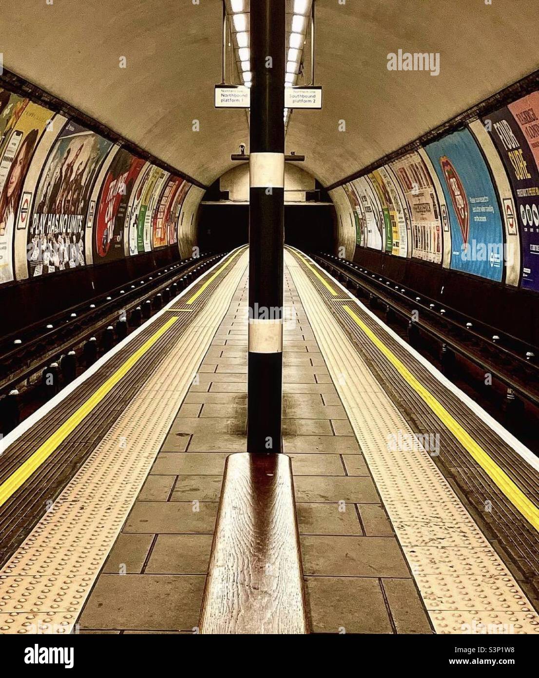 Empty tube station hi-res stock photography and images - Alamy