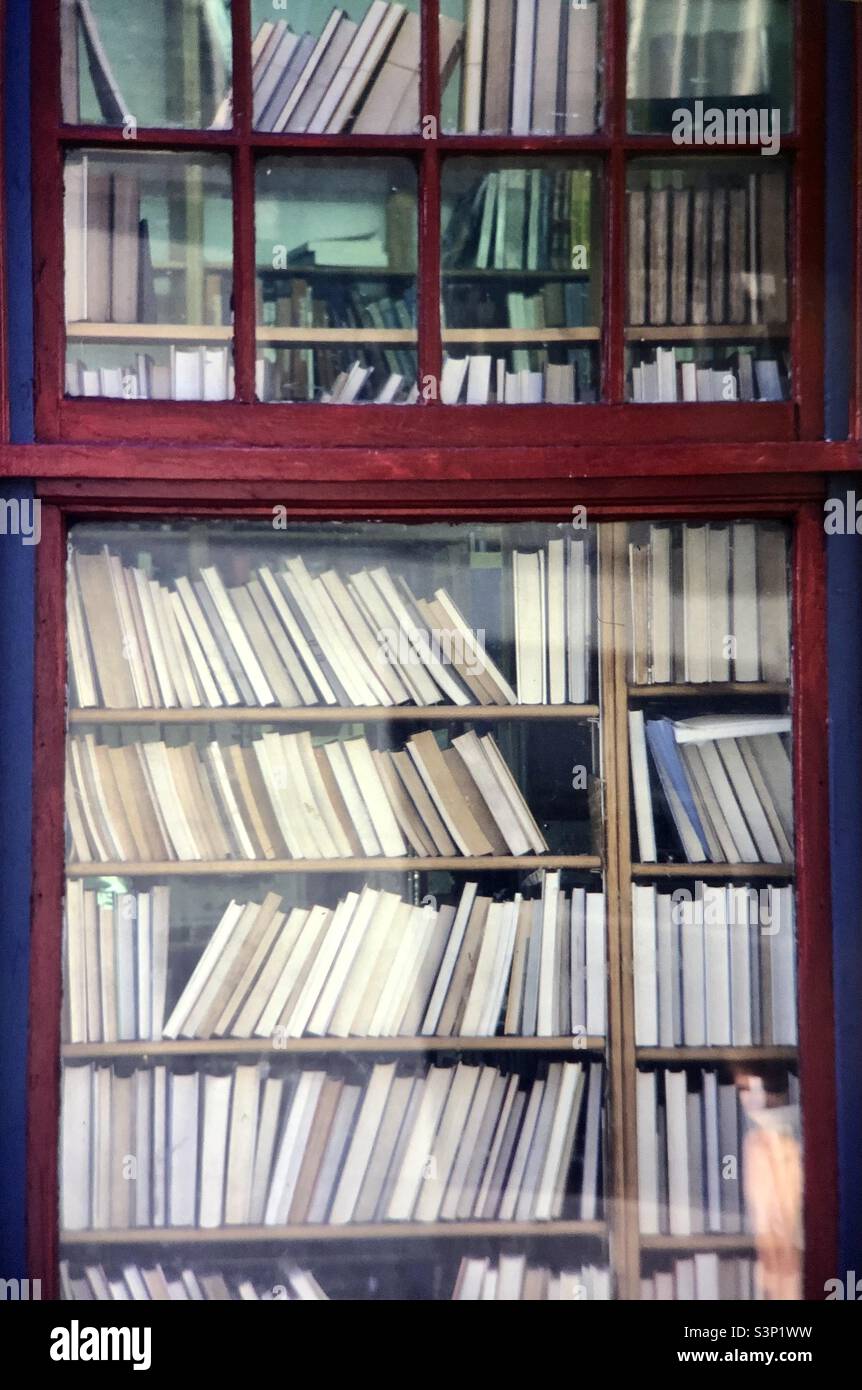 Books window hi-res stock photography and images - Alamy