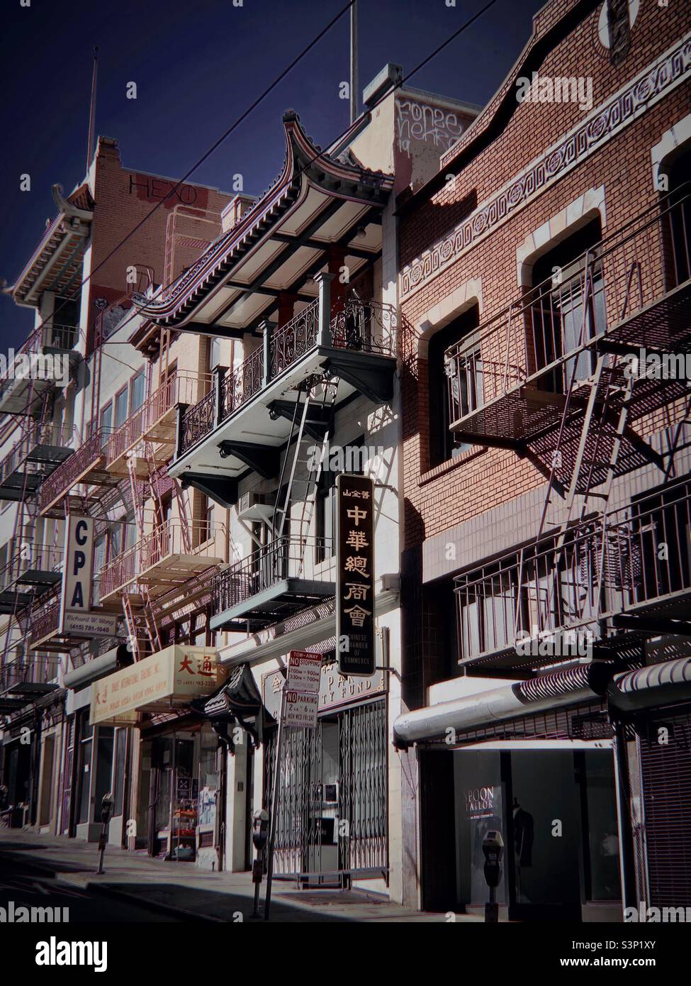 Three stories building hi-res stock photography and images - Alamy