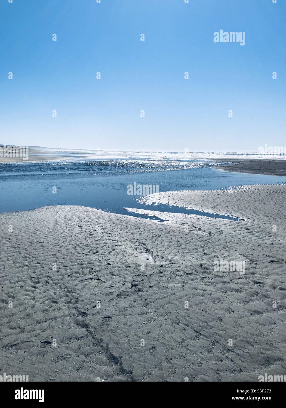 Blue gray beach horizon Stock Photo - Alamy