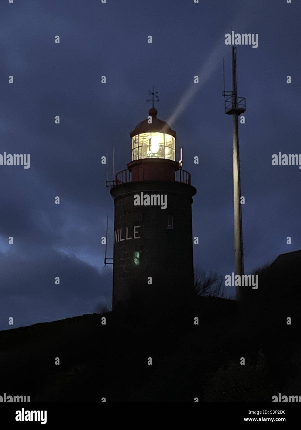 Lighthouse lit hi-res stock photography and images - Alamy