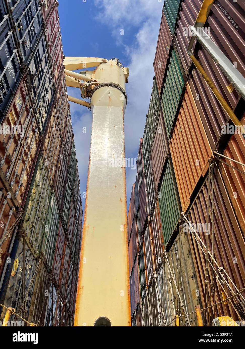 Cargo crane for loading containers and opening hatch covers on merchant ...