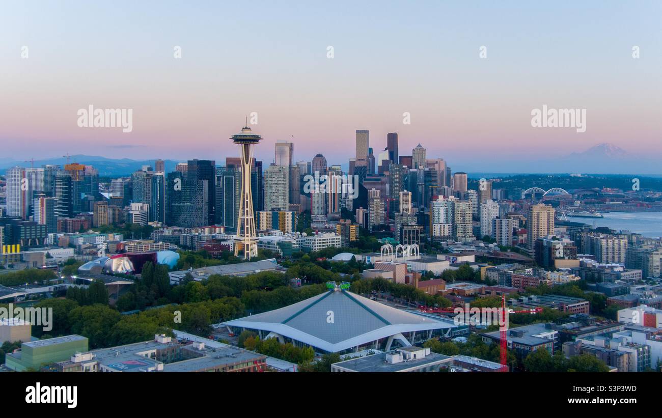 Seattle and mount rainier Stock Photo - Alamy