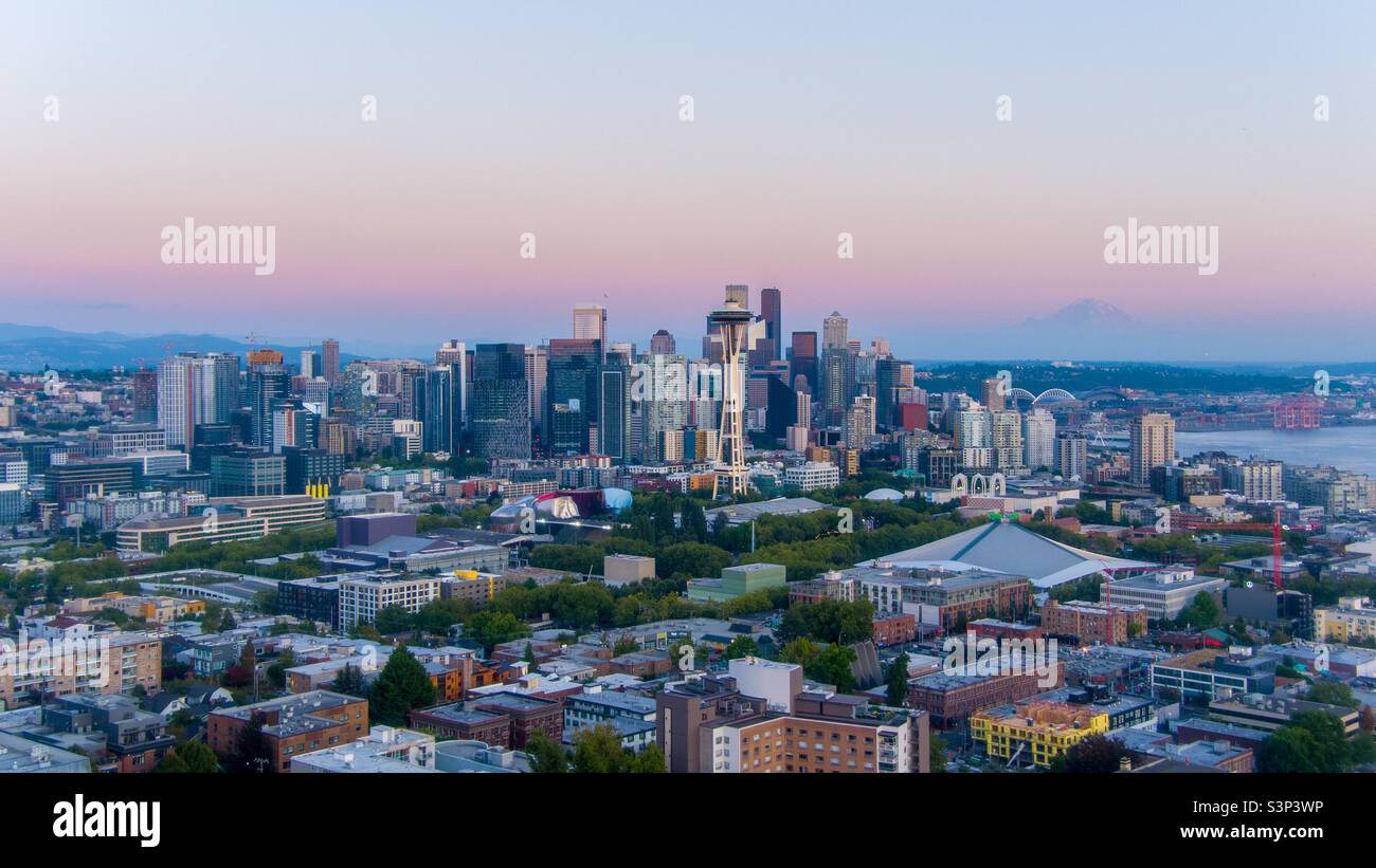 Seattle skyline & mount rainier at sunset Stock Photo - Alamy