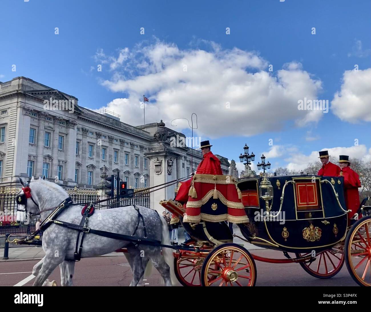 Rush-hour. Buckingham Palace, London SW1A 1AA Stock Photo - Alamy