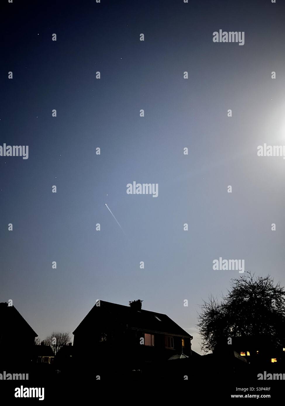 Night sky contrails hi-res stock photography and images - Alamy