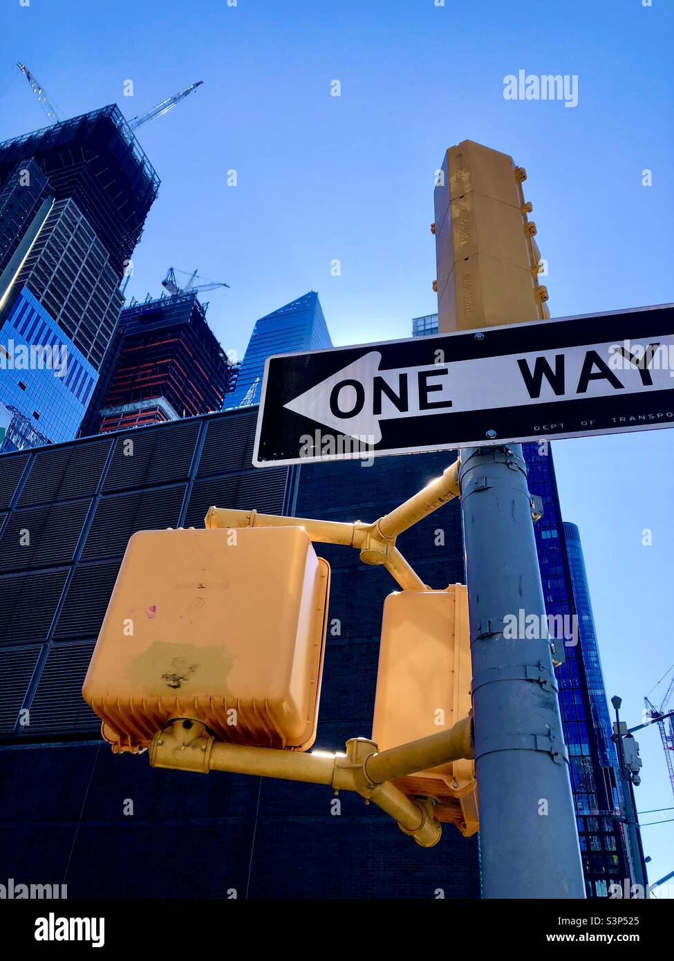 New york city one way sign hi-res stock photography and images - Alamy