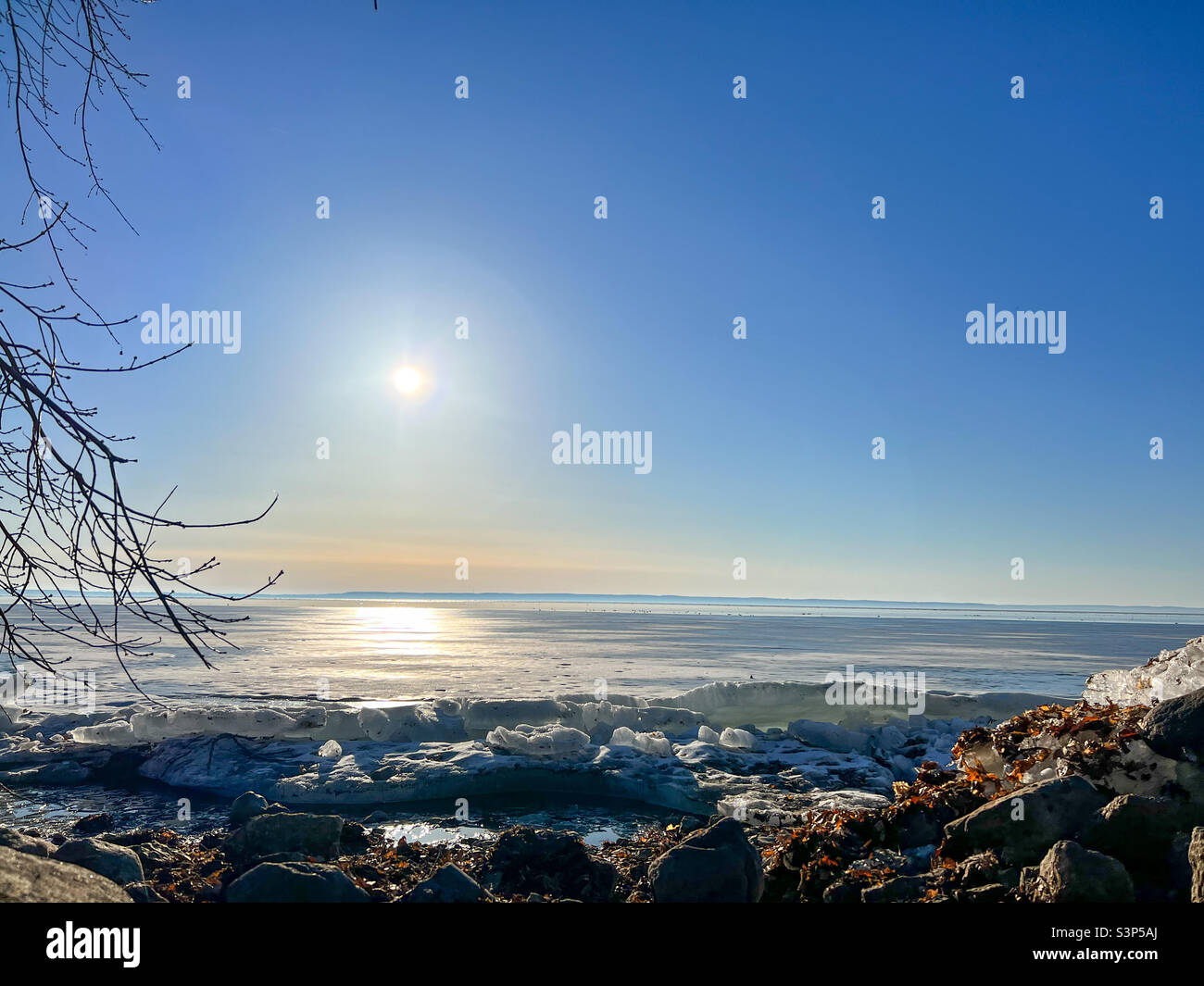 Ice reflecting sun hi-res stock photography and images - Alamy
