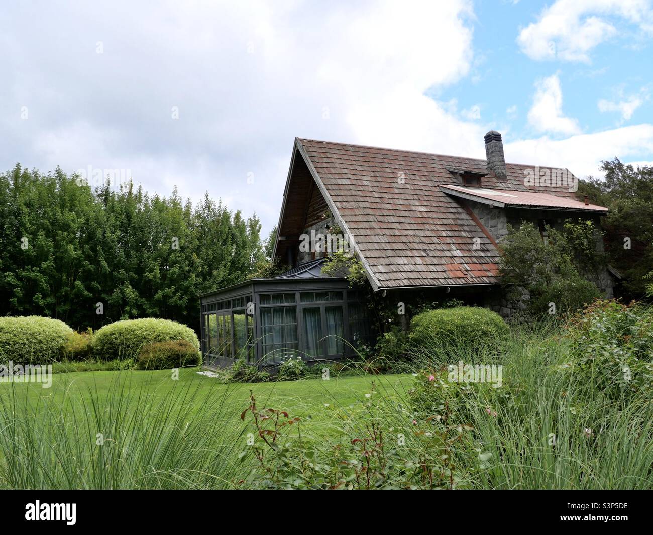 House with nature hi-res stock photography and images - Alamy