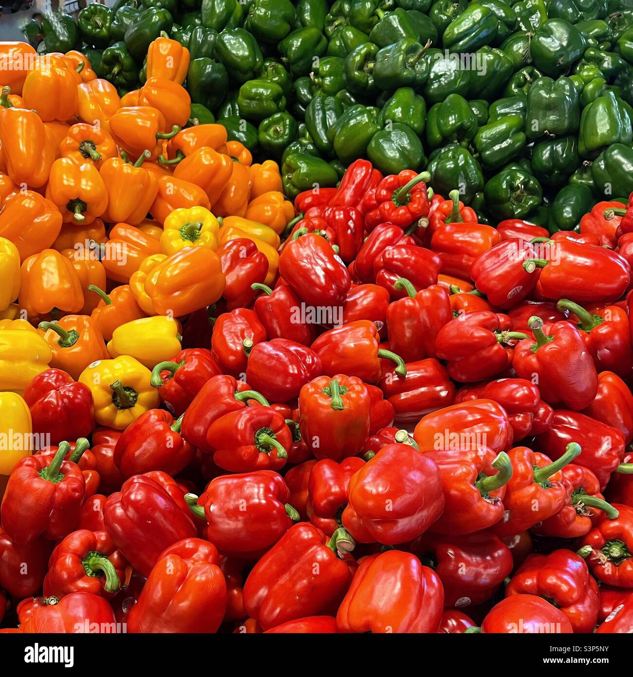 Colorful vegetable display hi-res stock photography and images - Alamy