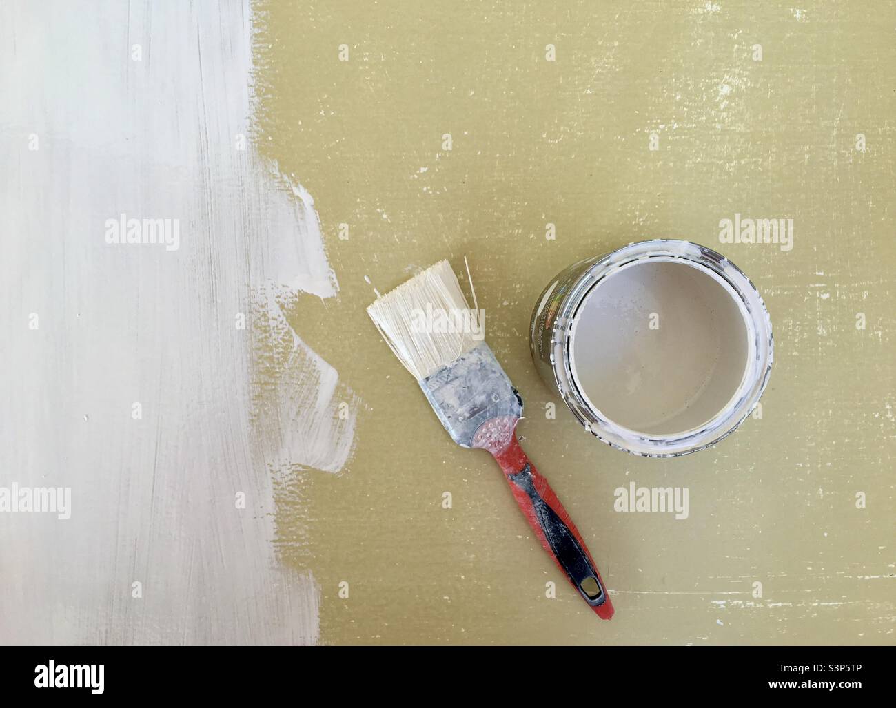 Painting with white paint hi-res stock photography and images - Alamy