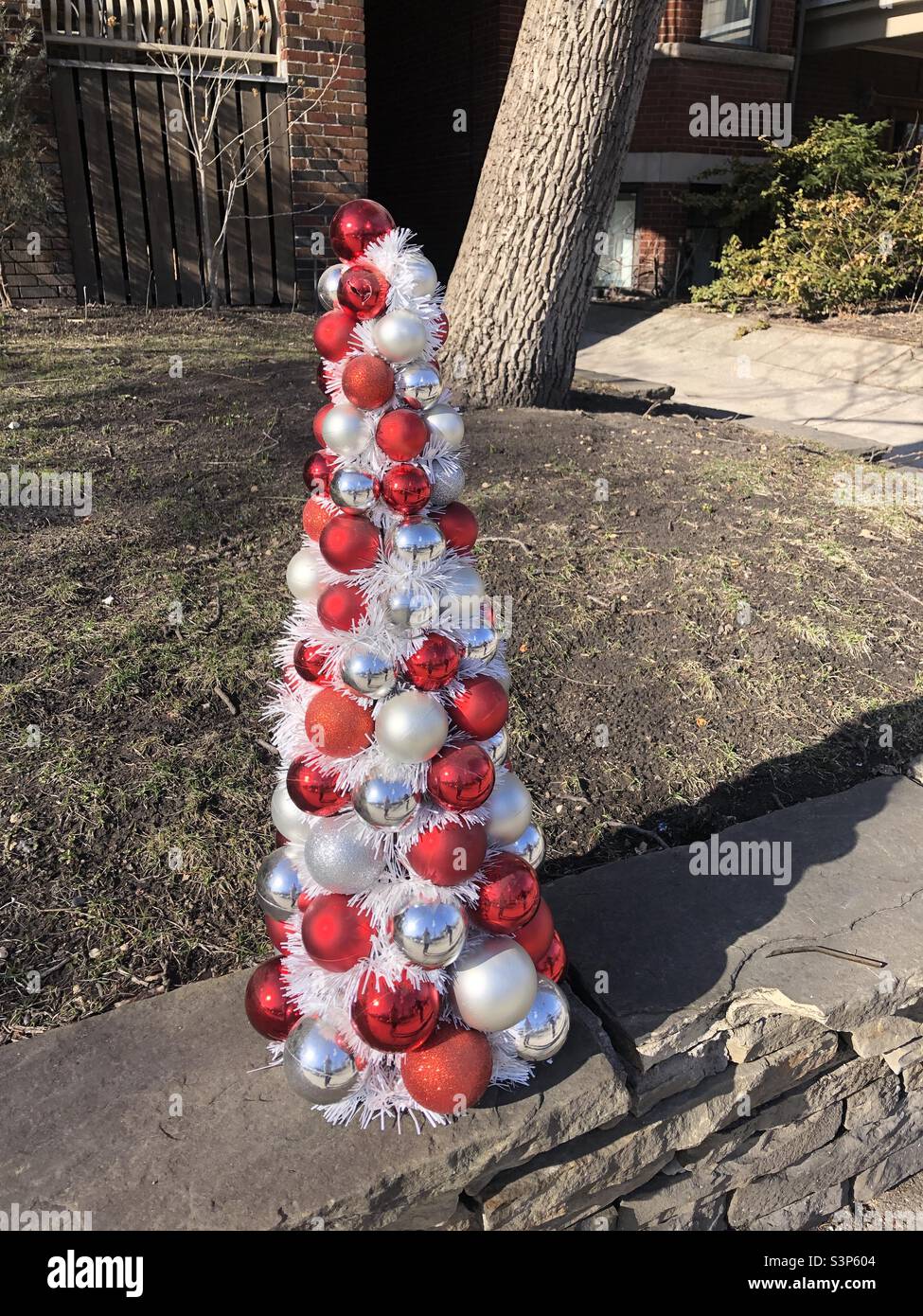 Red and white christmas tree hi-res stock photography and images - Alamy