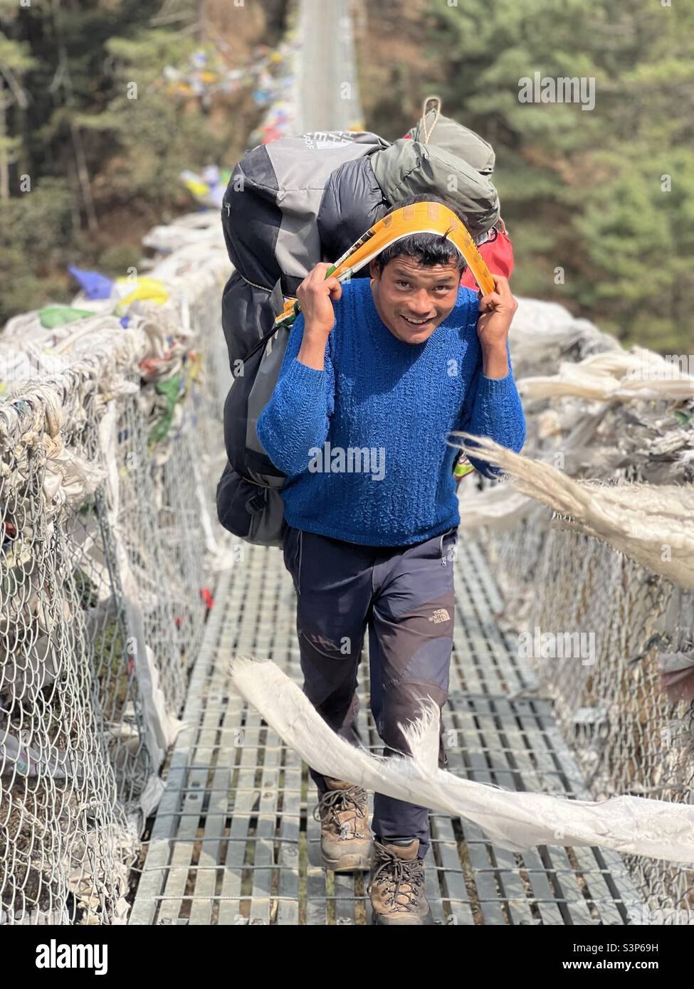 Sherpa porter everest hi-res stock photography and images - Alamy