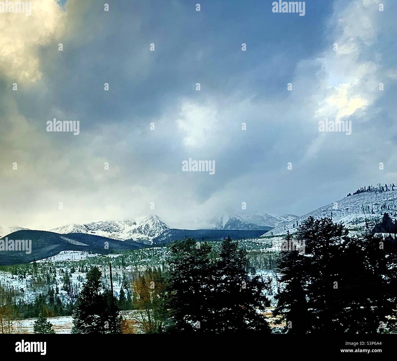 Snow storm mountains hi-res stock photography and images - Alamy