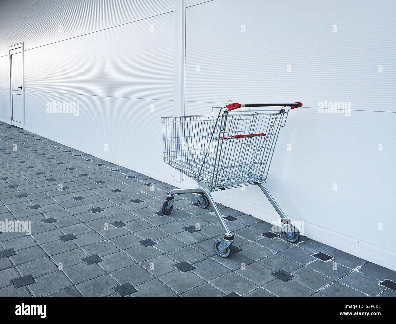 Empty shopping cart in mall Stock Photo - Alamy