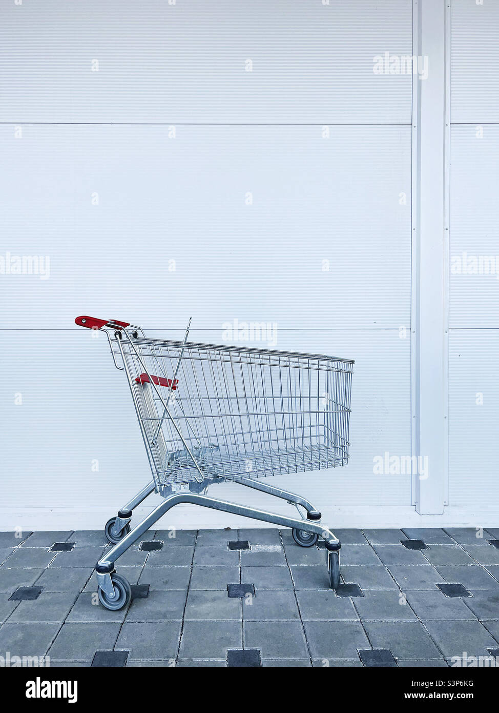 Empty cart in shopping mall Stock Photo - Alamy