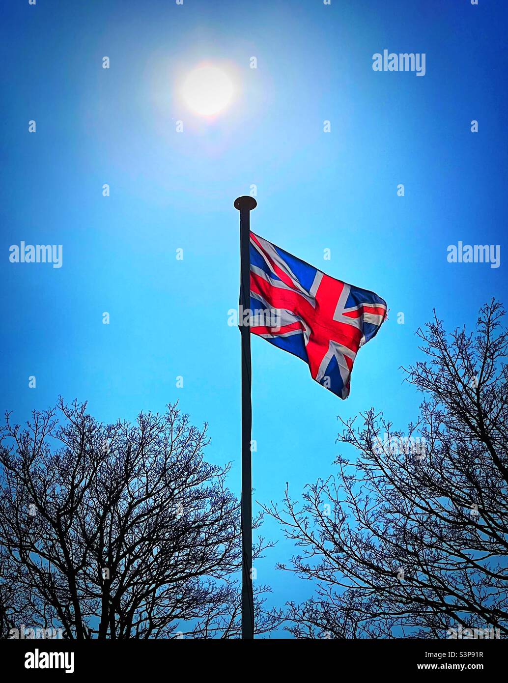 Sunlight on union flag hi-res stock photography and images - Alamy
