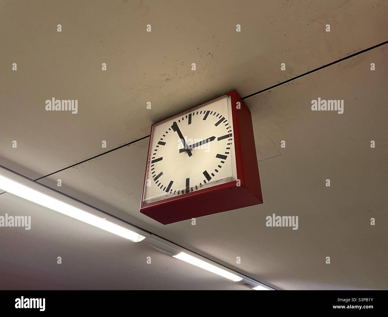Platform clock hi-res stock photography and images - Alamy