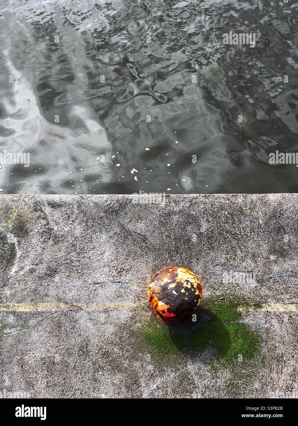 Side by side mooring hi-res stock photography and images - Alamy