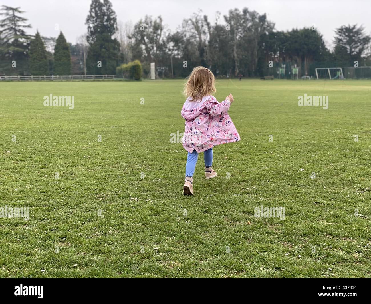 Child run field hi-res stock photography and images - Alamy