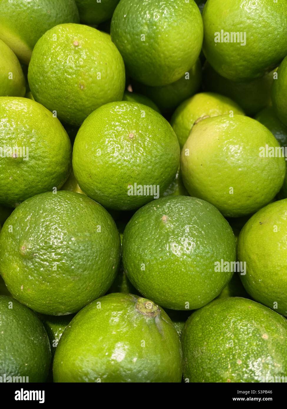 Box of limes hi-res stock photography and images - Alamy