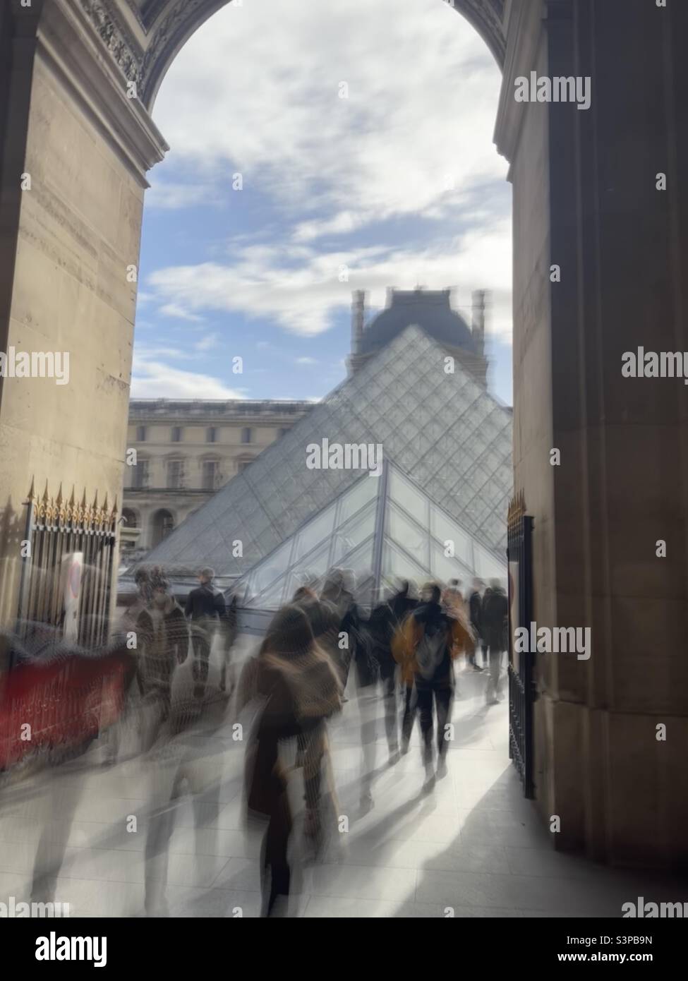 The Louvre - Pyramids. Crowds at the entrance. Paris Stock Photo - Alamy