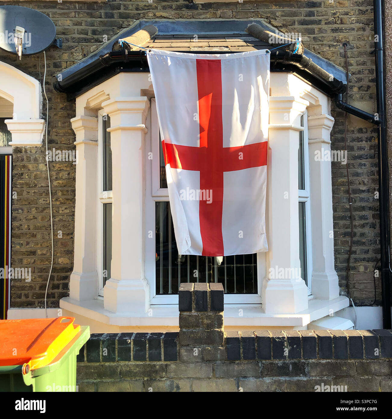 England flag outside house hi-res stock photography and images - Alamy