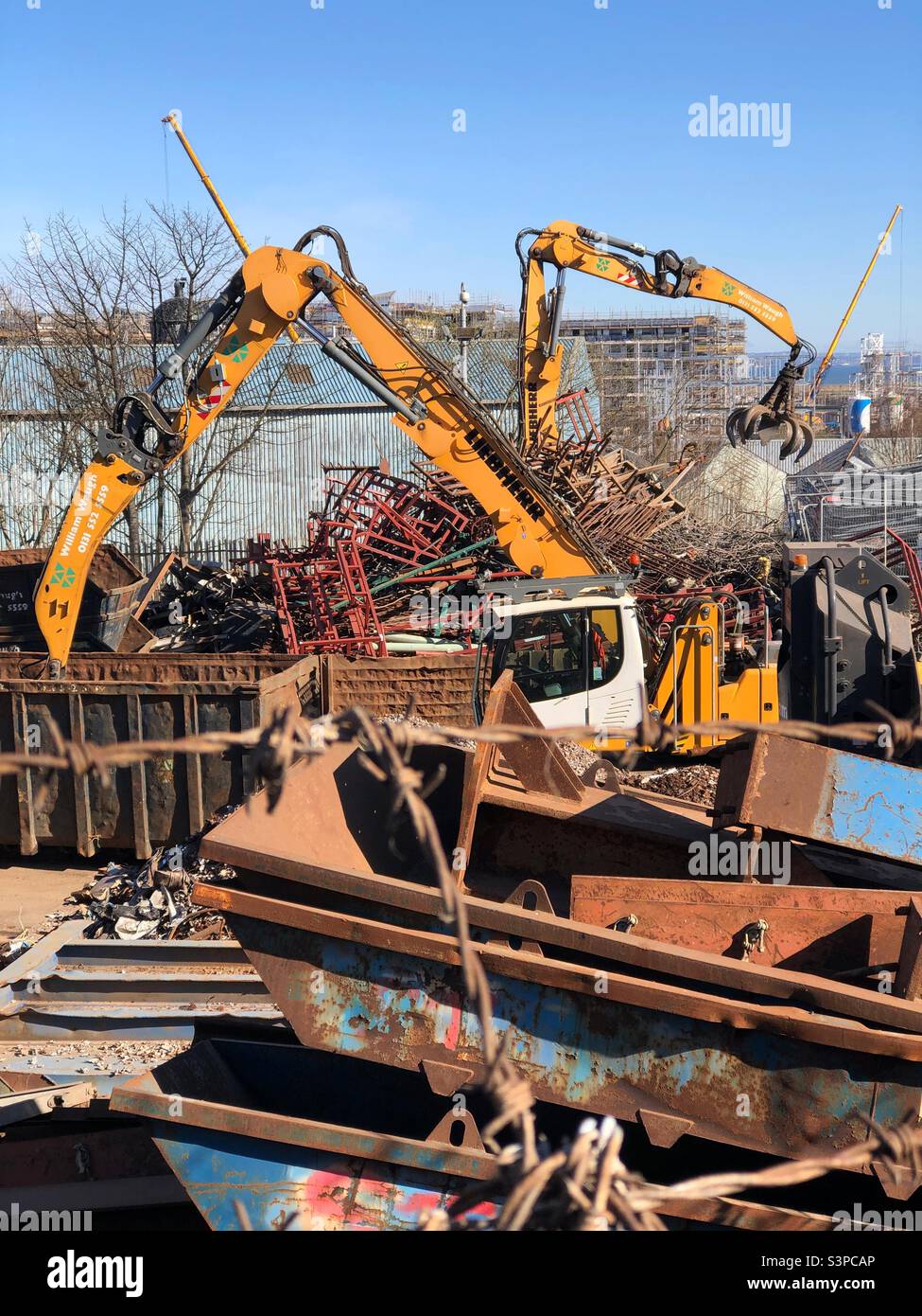 Scrap yard cranes hi-res stock photography and images - Alamy