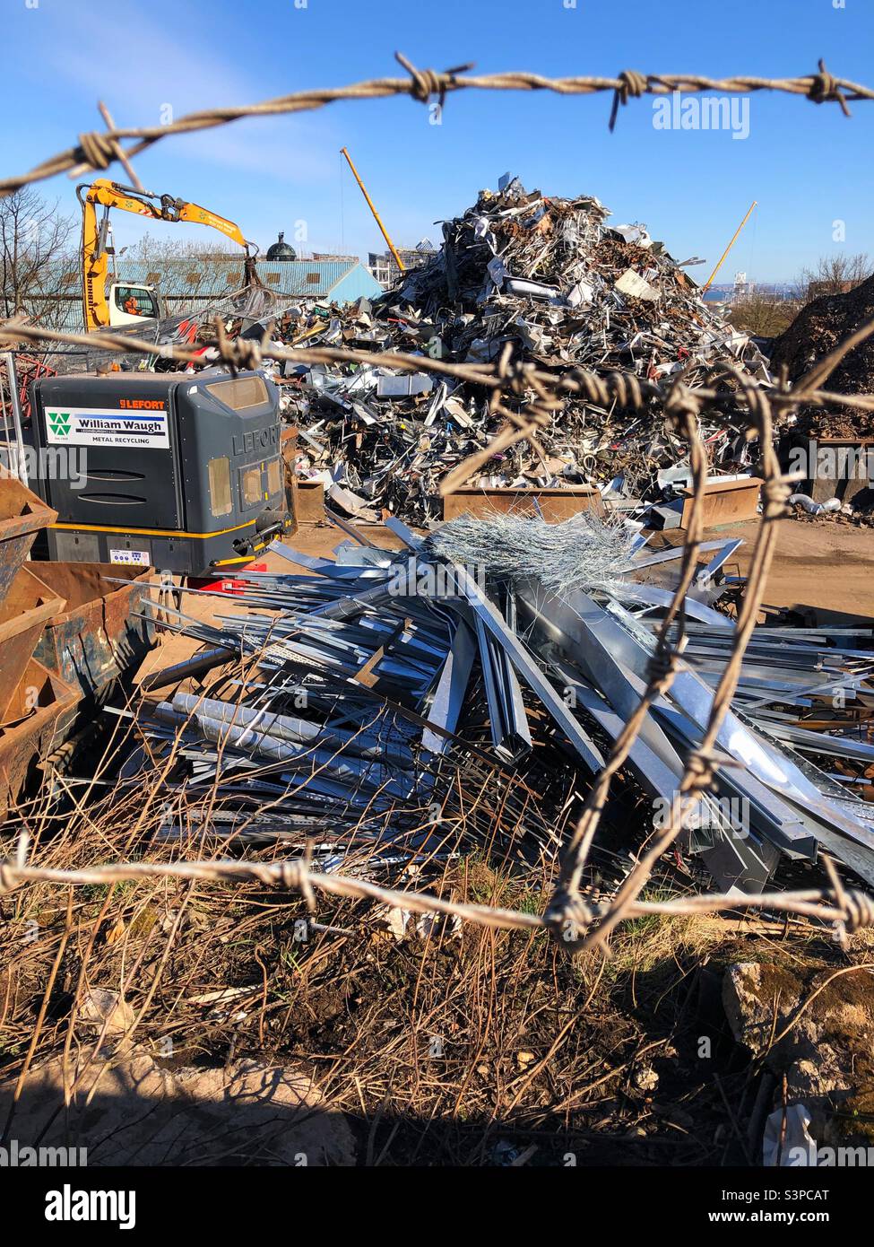 Crane grab claw scrap metal hi-res stock photography and images - Alamy