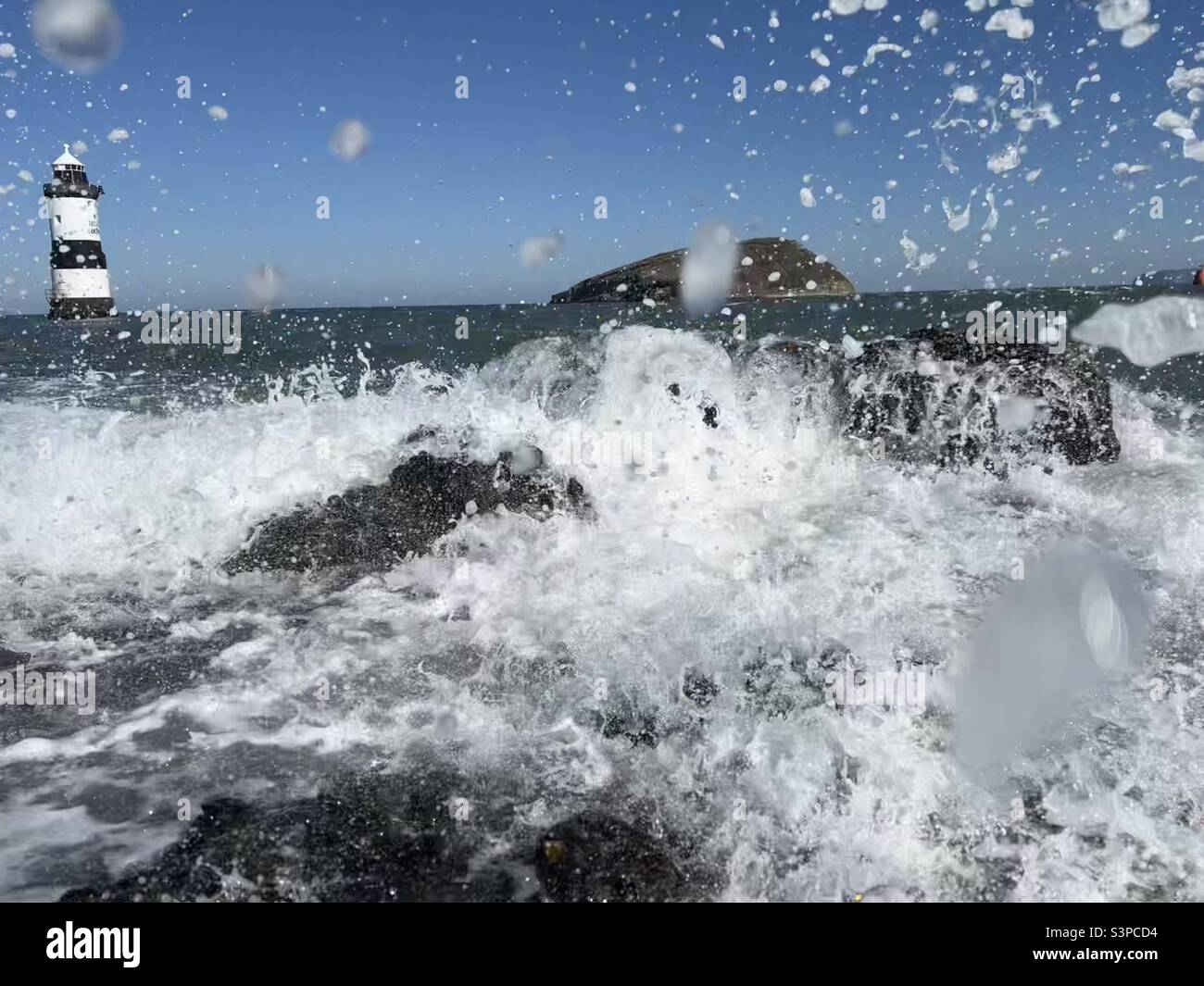 Rough seas lighthouse hi-res stock photography and images - Alamy