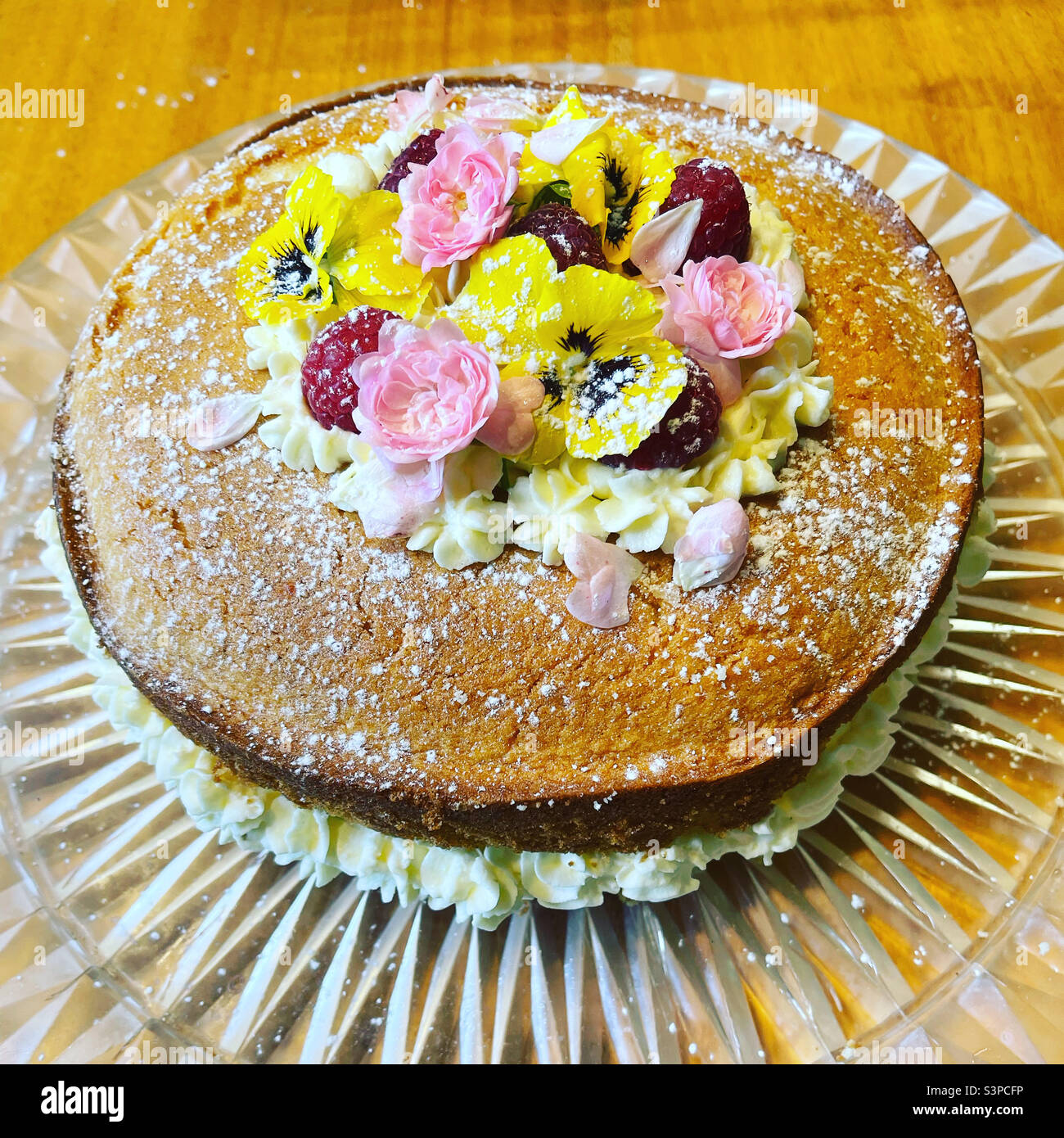 Cream sponge cake hi-res stock photography and images - Alamy