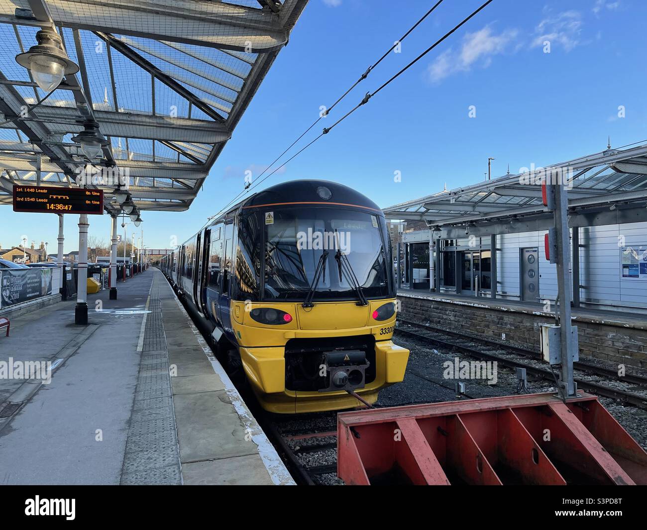 Northern trains hi-res stock photography and images - Alamy