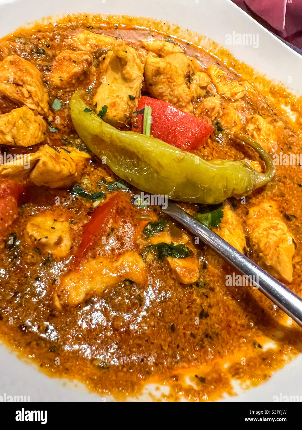 Chicken and chilli Balti curry Stock Photo - Alamy