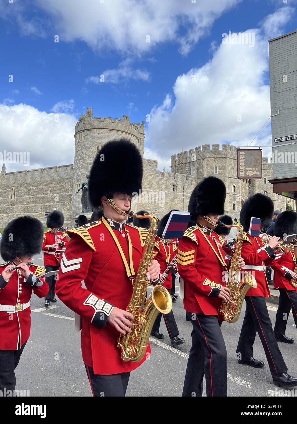 Changing guard windsor castle windsor hi-res stock photography and ...