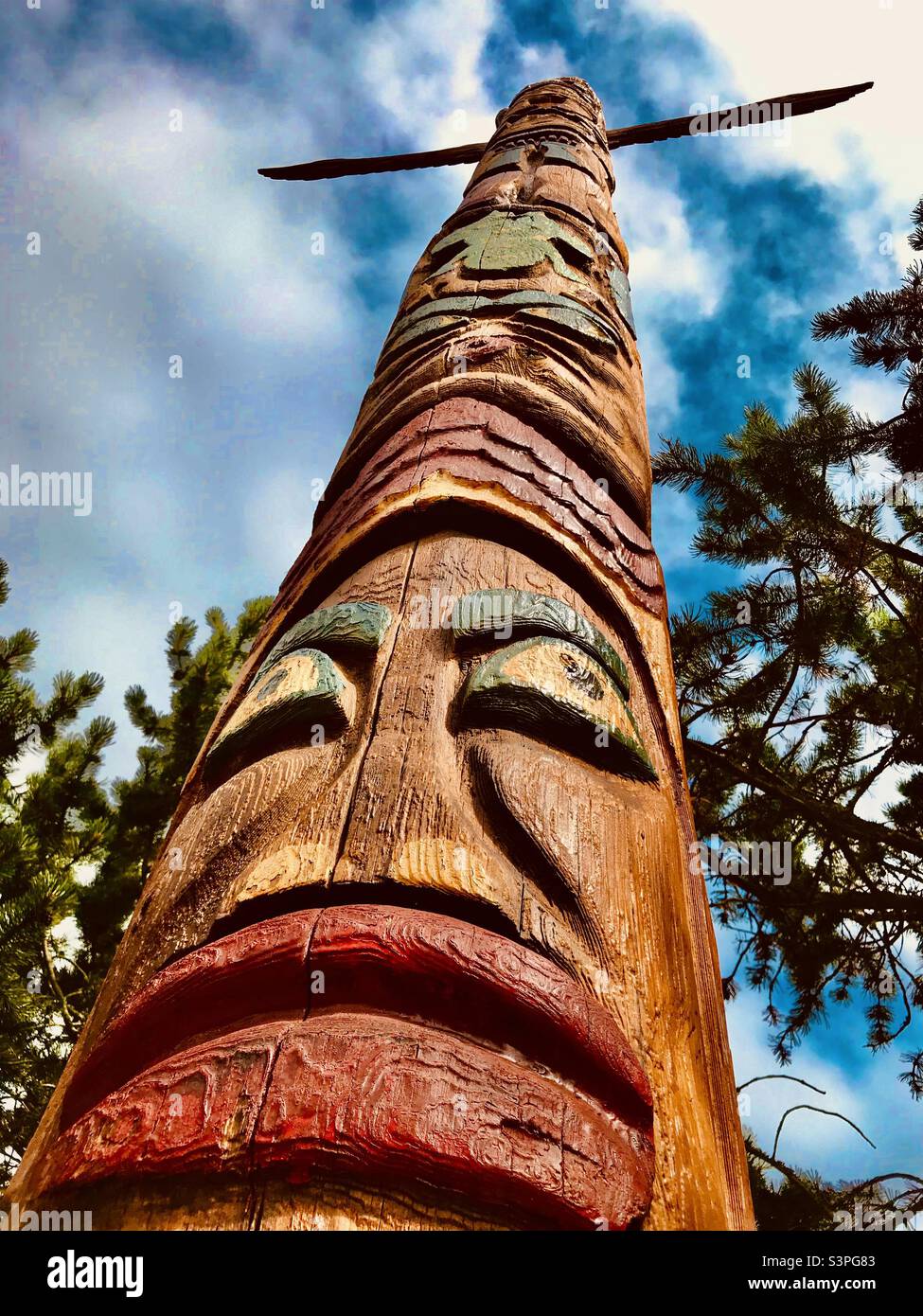 Colorful totem pole hi-res stock photography and images - Alamy