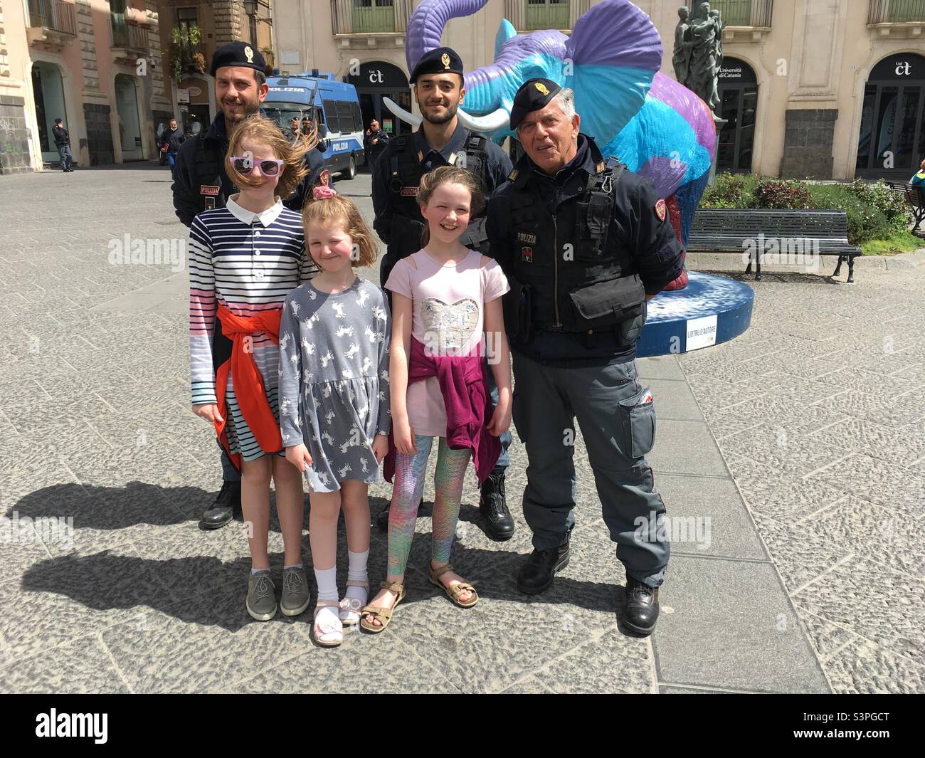Friendly Italian Police with three tourist children Stock Photo - Alamy