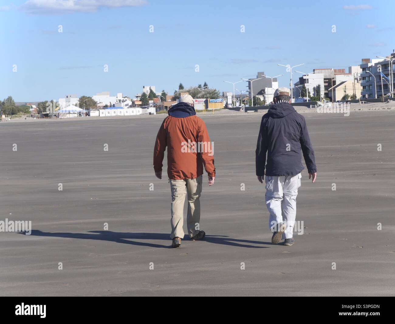 Man from behind on the beach hi-res stock photography and images - Alamy