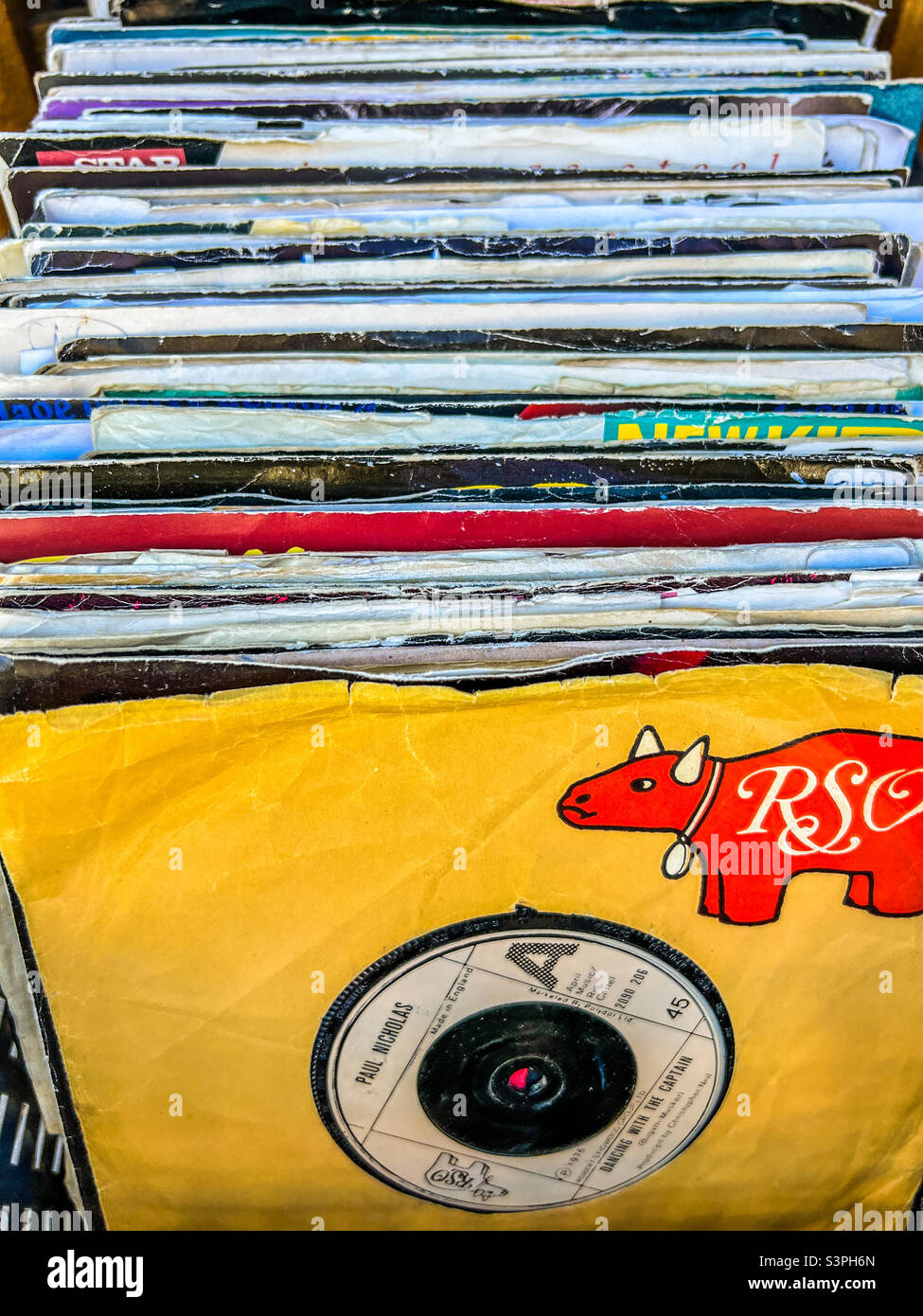 Stack of old vinyl records 45rpm Stock Photo - Alamy